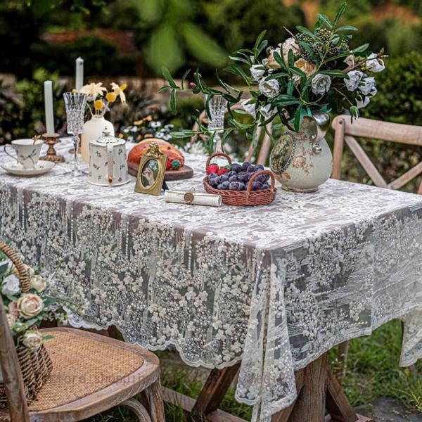 【発売日：2026年01月13日】★敷くだけで明るい雰囲気になり、食卓が華やかに!急なお客様とのお食事会でも、さっと敷くだけでお洒落なキッチンリビングに様変わりします!★どんな空間にも馴染む柄、テーブルを華やかに演出してくれるテーブルカバー...