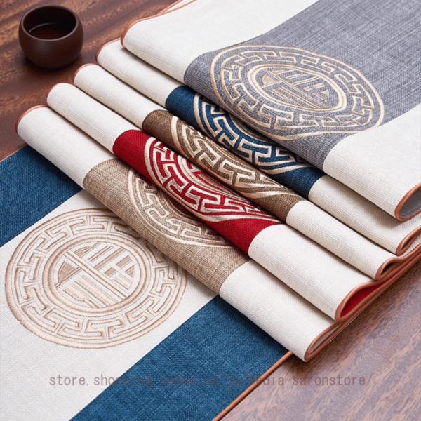 【発売日：2025年10月22日】★敷くだけで明るい雰囲気になり、食卓が華やかに!急なお客様とのお食事会でも、さっと敷くだけでお洒落なキッチンリビングに様変わりします!★どんな空間にも馴染む柄、テーブルを華やかに演出してくれるテーブルカバー...