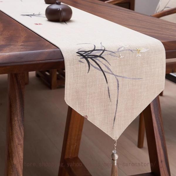 【発売日：2025年10月22日】★敷くだけで明るい雰囲気になり、食卓が華やかに!急なお客様とのお食事会でも、さっと敷くだけでお洒落なキッチンリビングに様変わりします!★どんな空間にも馴染む柄、テーブルを華やかに演出してくれるテーブルカバー...