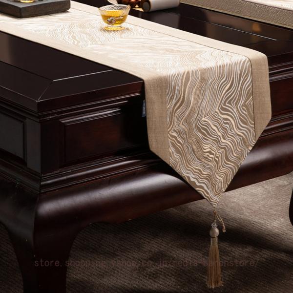 【発売日：2025年10月22日】★敷くだけで明るい雰囲気になり、食卓が華やかに!急なお客様とのお食事会でも、さっと敷くだけでお洒落なキッチンリビングに様変わりします!★どんな空間にも馴染む柄、テーブルを華やかに演出してくれるテーブルカバー...