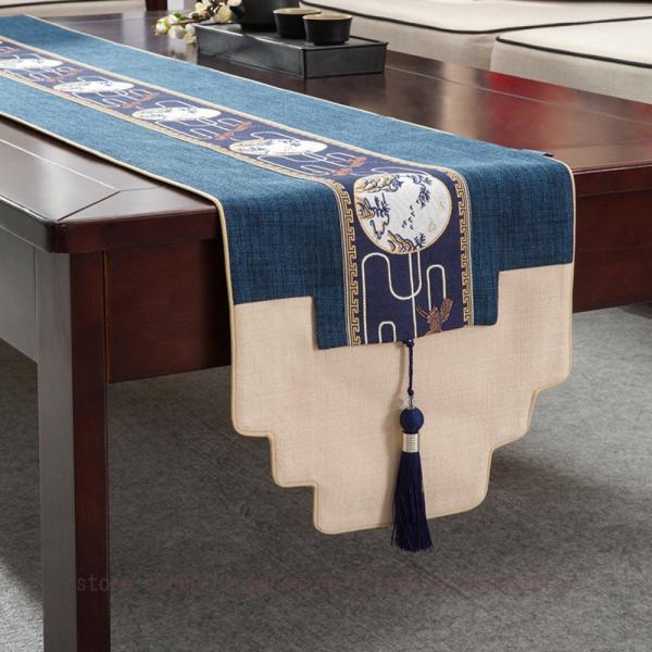 【発売日：2025年10月22日】★敷くだけで明るい雰囲気になり、食卓が華やかに!急なお客様とのお食事会でも、さっと敷くだけでお洒落なキッチンリビングに様変わりします!★どんな空間にも馴染む柄、テーブルを華やかに演出してくれるテーブルカバー...