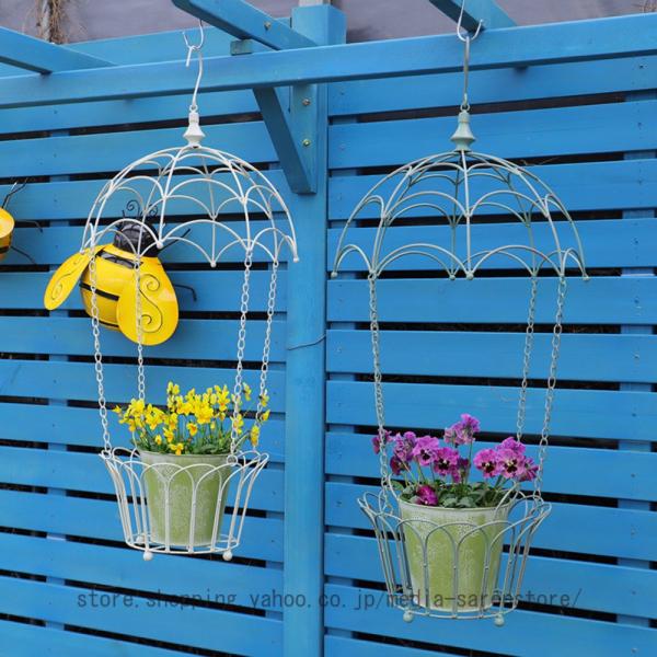 【発売日：2025年10月03日】頑丈なアイアン製でシンプルでおしゃれなデザイン!アンティーク調に加工が施されていて、味のあるナチュラルテイストなデザイン寄せ植えで色彩溢れるプランター作りが楽しめる上から架けられるので、アイビーやポトスなど...