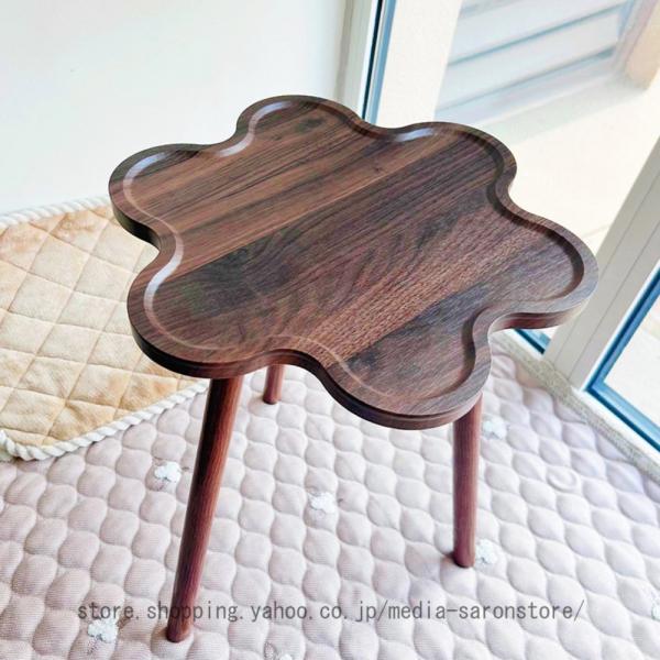 【発売日：2025年12月11日】【無垢材で頑丈な構造】このローテーブルは優しい無垢材で作られており、長年の使用にも耐える頑丈な構造を持っています!角形のデザインにより、安定性と耐久性を確保し、滑り止めのシリコンパッド付きの木製の脚が特徴で...