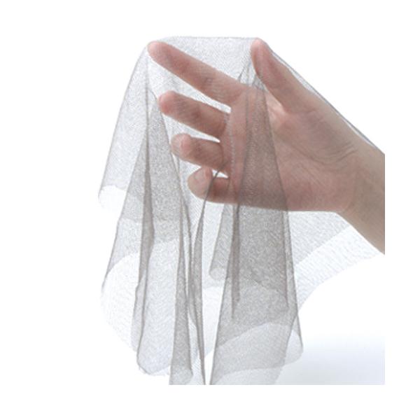 ハサミで切っもはつれてこないので加工がしやすい！一般的なニッケルコーティングの電磁波シールド素材と違い、銀繊維なので手で触れても金属アレルギーの心配がほぼありません。また、燃焼してもニッケルのように有毒ガスが発生する心配もありません。■素材...