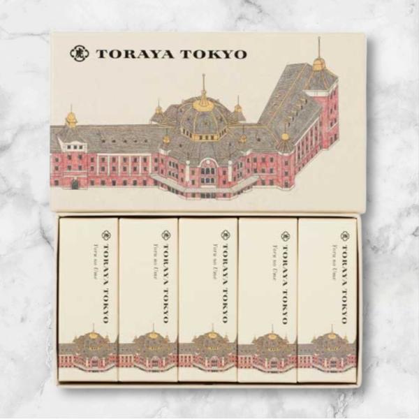虎屋　　東京駅限定　羊羹　（5本入り）　東京土産　　グランスタ東京　　東京駅羊羹　包装済みとらやを代表する小倉羊羹『夜の梅』。パリ在住の画家、フィリップ・ワイズベッカー氏による東京駅丸の内駅舎が描かれた限定パッケージです。エシレ　鳩サブレ　...