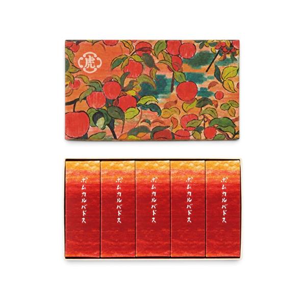 虎屋　とらや　　小形羊羹 ポムカルバドス （５本入  ）　東京土産　　　（賞味期限年月）大きさ　15.0×8.6×2.3cm重さ　307g　　　　　　　　　　　　　　　　　　　　　　　　　ノワールの調べエシレ　鳩サブレ　ゴディバ　ベルン　オ...