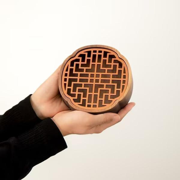 サイズ:13.5*13.5*4cm材質：ウォルナット名前の通り茶壺を置く茶道具が壺承です。簡単に言ってしまえば、水がこぼれたときにそれを受ける皿で、お茶を淹れる際に多く用いられる茶道具です。干泡法では茶盤のように湯を茶壺にかけたりはせず、壺...