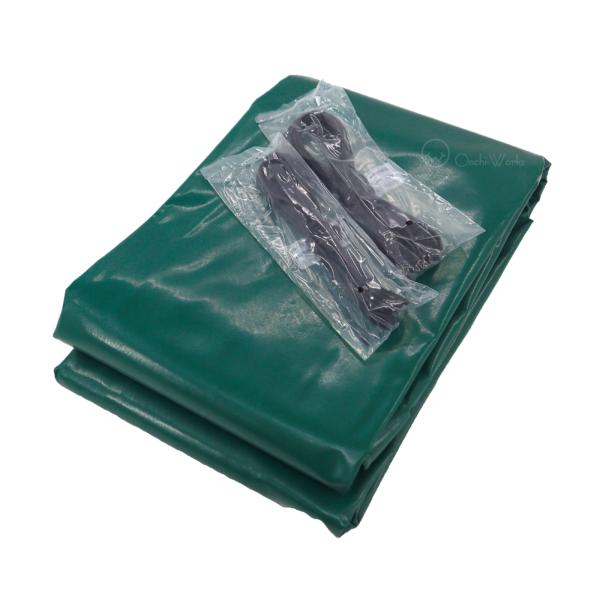 【商品名】トラックシート　２号【サイズ】2.1ｍ×2.7ｍ【カラー】グリーン【ハトメ】アルミハトメ　22個【重　量】約3.9kg【厚　み】0.5mm【付属品】コードゴム4ｍ×2本【注　意】※付属のゴムバンドによる油ジミがシートに付着している...