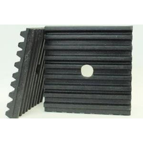 ▽仕様●サイズ：幅(W)50×長さ(L)50×厚(t)10●穴径(mm)：φ10※こちらの商品はバラ1枚での販売となります。複数枚必要な場合必要数を個数に入力の上お買い求めください。※注意防振ゴムと塩化ビニル製の床材などを接触させると、床材...