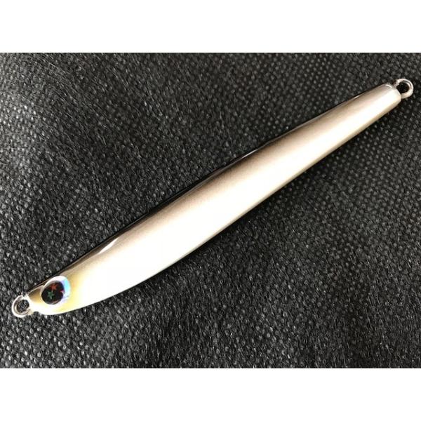 開発コンセプトは【原点回帰】。メタルジグの最大の面白さはアングラーが加える多彩なアクションに よって楽しめるものだったはず。 【Dant】（ダント）は、そんな自由でシンプルなメタルジグです。リトリーブではウォブンロール。フォールでは水平姿勢...