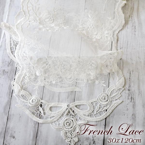 レースと薔薇柄の美しいテーブルセンターです。上品で清楚なホワイトカラーで花柄の刺繍や薔薇の透かし模様のデザインがとっても綺麗です。テーブルセンターはもちろん、棚やチェストなど小物の下のアクセントにもピッタリ。リビングに、ダイニングに、普段使...