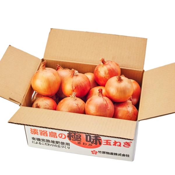 「有機完熟堆肥」をたっぷりと土に混ぜ込むことで、良い微生物（善玉菌）が活性化し、自然の栄養が循環する健全な土づくりを実現しました。その結果、化学肥料の使用を半分に減らすことができました。この豊かな土で育ったのが「淡路島の極味玉ねぎ」です。土...