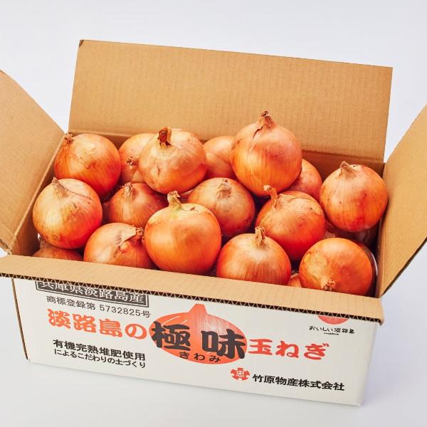 「有機完熟堆肥」をたっぷりと土に混ぜ込むことで、良い微生物（善玉菌）が活性化し、自然の栄養が循環する健全な土づくりを実現しました。その結果、化学肥料の使用を半分に減らすことができました。この豊かな土で育ったのが「淡路島の極味玉ねぎ」です。土...