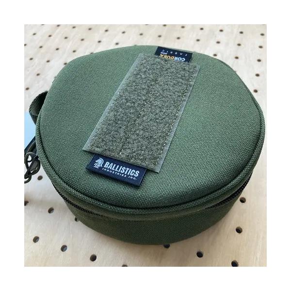 ROUND TOUGH CASEMATERIALコーデュラナイロン直径 × マチ約 155×70ｍｍ　（外寸）約 140×60ｍｍ　（内寸）名前通り丸型でしっかり目の収納ケース。内部3連のループを利用してゴールゼロランタンを並べたり、SOT...