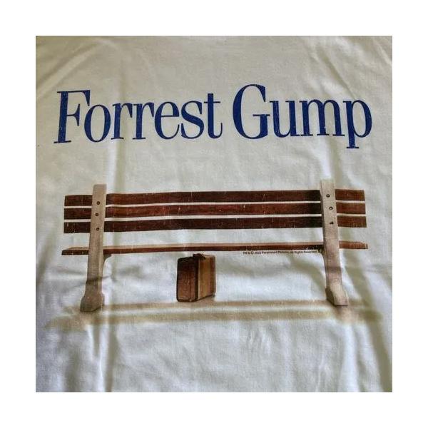 FOREST GUMP　"LOGO AND BENCH"FOREST GUMP/一期一会 (フォレストガンプ)1994年公開のアメリカ映画。純真な心と周囲の人々の協力を受けて数々の成功を収めていく"うすのろフォレスト"の半生を、アメリカの8...