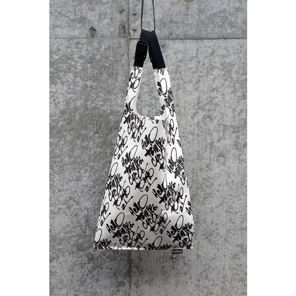 to tote　Medium●HTT ( Hello tempra Tokyo )　 グラフィックデザイン　神山隆二氏　 素材：ターポリン●GRAY   素材：スウェットMedium縦  約33cm (ベルト部分含むと約53cm) 、横 約...