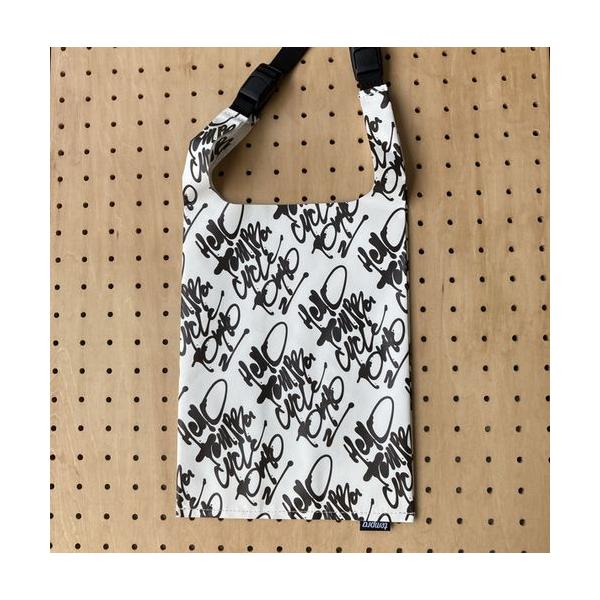 to tote　Small●HTT ( Hello tempra Tokyo )　 グラフィックデザイン　神山隆二氏　 素材：ターポリン●GRAY   素材：スウェットSmall縦 約26cm (ベルト部分含むと約46cm)、横 約20cm...