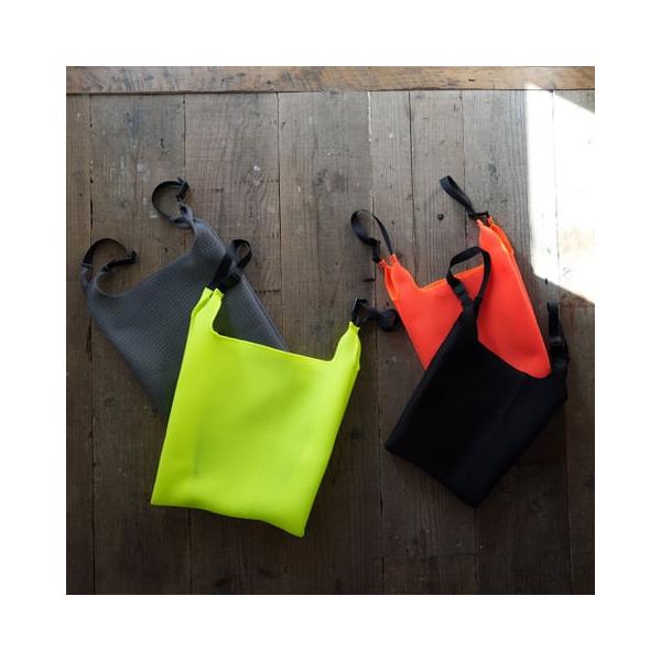 to tote WR手持ちのベルト部分にバックルがあるため取り外しが可能なto toteの新作は、メッシュでクッション素材のダブルラッセル使い。使う人のアイデア次第で色々なところに引っ掛けることが可能です。個人的には、自転車（ママチャリのカ...