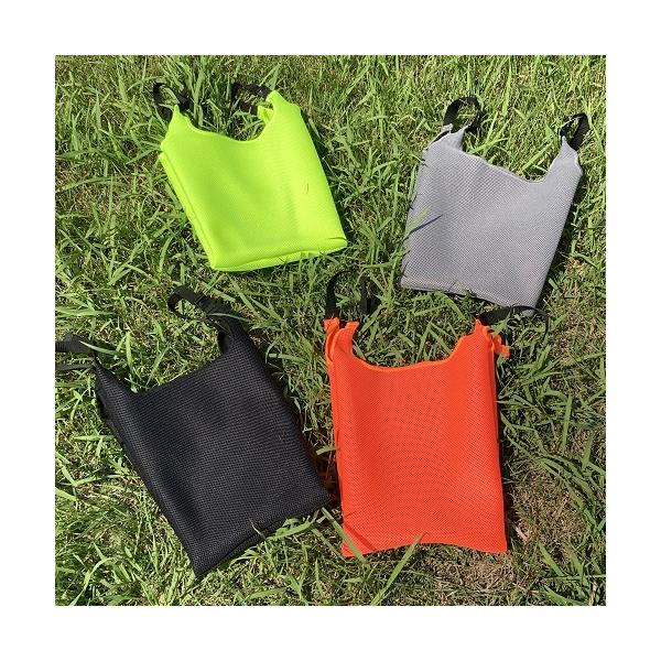 to tote WR手持ちのベルト部分にバックルがあるため取り外しが可能なto toteの新作は、メッシュでクッション素材のダブルラッセル使い。使う人のアイデア次第で色々なところに引っ掛けることが可能です。個人的には、自転車（ママチャリのカ...