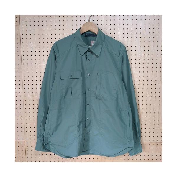 NITTY GRITTY SHIRT70 x 160デニールのナイロン素材を使用した軽量シャツ両サイドに胸ポケットがあり用途によって使い分けられるように右側はボタン、左側はジップ仕様になっています腰回りにも、サイドからアクセス出来るポケット...