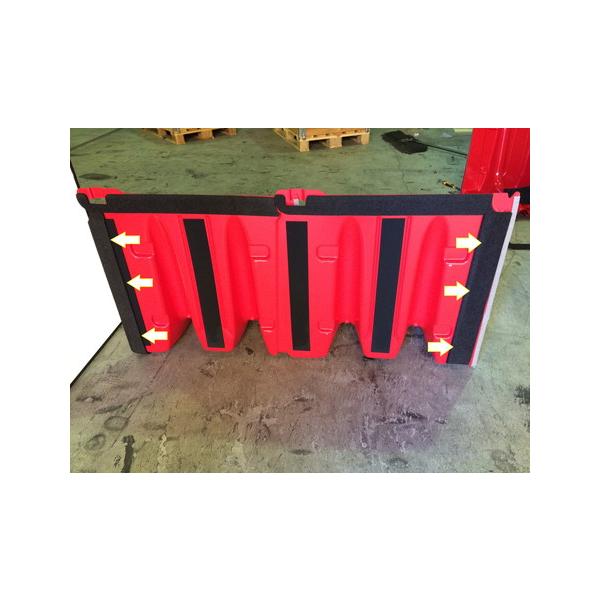 両側端部の底面に貼り付けが必要(ボックスウォールを購入時必要)【特長】両サイドの重ならない部分の隙間に使用するアタッチメント(両側端部には必ず必要)