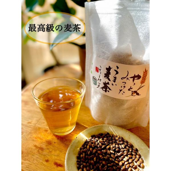 さらに美味しくなりました。原料は岡山県産二条大麦100％。皮を取り除き、水洗いし、蒸して乾燥させた後昔ながらの砂煎りで焙煎。麦茶の粒を砕かずにまるのまま、テトラパックに。全国にはいろいろなティーパック麦茶がありますが、その中で一番おいしいと...