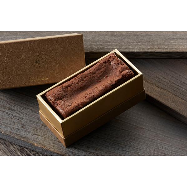 ブラック・チョコレートで有名なヴァローナ社のマンジャリ(ブラックチョコ)に、こだわりの発酵バターと奥久慈卵を加えパティシエの豊かな経験により絶妙な火加減で、じっくりと焼き上げました。滑らかな食感と風味豊かなカカオの味わいが、濃厚でありながら...
