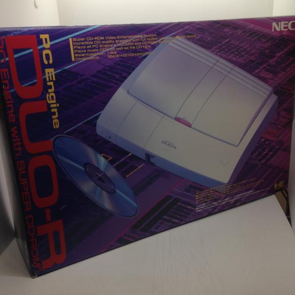 【発売日：1993年03月25日】■商品説明【ページ内の写真・画像はすべてサンプルです】箱・説明書あり。外箱記載の同梱物は揃っています。本体・外箱ともにわずかな傷あり。コントローラやや目立つ日焼変色・傷あり。■注意事項・バックアップ電池内蔵...