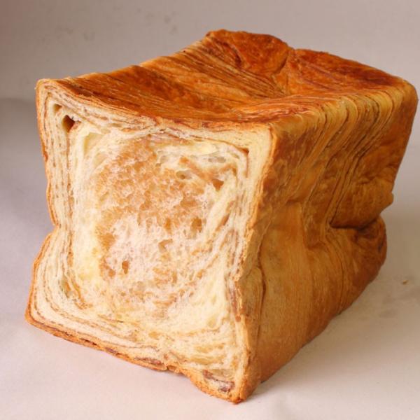 ■名称　食パン商品名　メイズデニッシュ食パンメープル1.5斤■原材料名小麦粉（国内製造）、ファットスプレッド、フラワーシート（メープル）、砂糖、油脂加工食品、マーガリン(食用植物油脂・乳脂肪・バター）、卵、イースト、食塩/乳化剤、加工でんぷ...