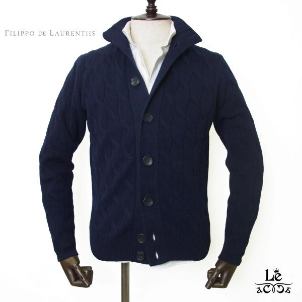 ブランドを代表するウールカシミヤ素材は、カシミヤを10%混紡することでふんわりとした柔らかさとラグジュアリー感を感じさせます。ケーブル編みに編み立てた軽いフィッティングで、厚すぎず秋冬のレイヤードスタイルに最適です。すっきりとしたシルエット...