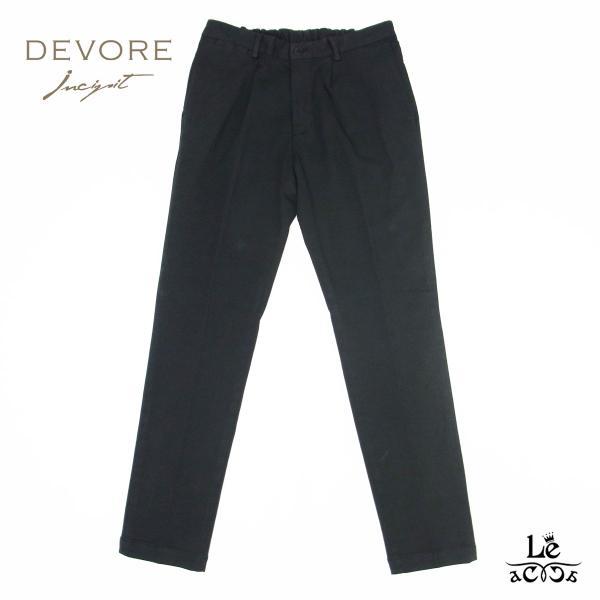 DEVOREの中でも最も人気の高いウエストシャーリングを採用したワンプリーツスラックス。腰回りに程よいゆとりを持たせ膝下からのテーパードによって、履き心地とシルエットの両立を適えています。素材は、程よい厚みのコットンストレッチ素材を採用。製...