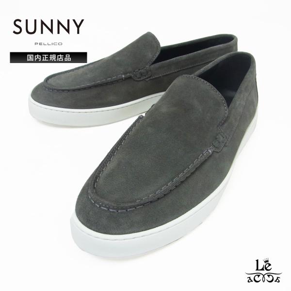 定番木型GIOIAをアップデートした木型BARTEX。モカシンのステッチが目を惹き、程よくカジュアルダウンしたデザインが旬の装いにもぴったりな一足。履きやすさが魅力の2.5cmヒールのジュートウェッジソールは、スッキリとしたラインで足元を綺...