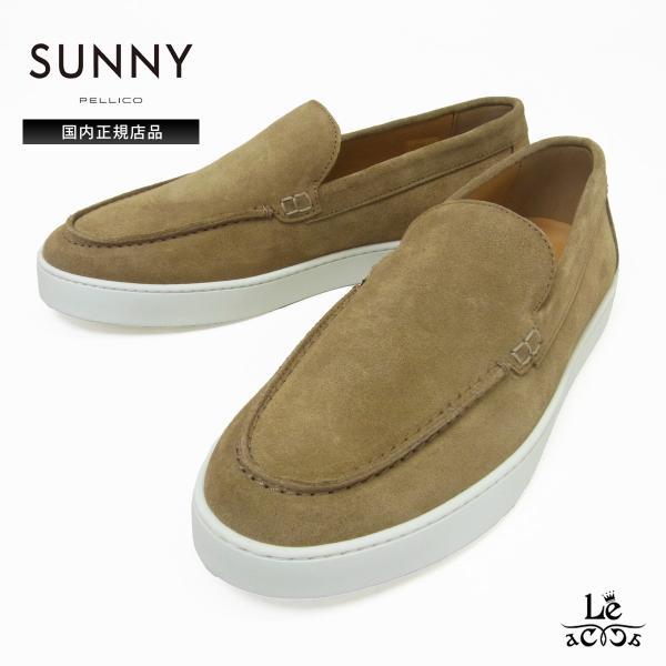 定番木型GIOIAをアップデートした木型BARTEX。モカシンのステッチが目を惹き、程よくカジュアルダウンしたデザインが旬の装いにもぴったりな一足。履きやすさが魅力の2.5cmヒールのジュートウェッジソールは、スッキリとしたラインで足元を綺...