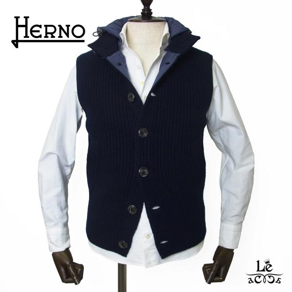 「旅」をキーワードにラグジュアリー＆コンフォータブルに特化したコレクションHERNO RESORT（ヘルノリゾート）のニットベスト。ふんわりとした編地とゆったり目のシルエットで抜け感のある表情に仕上がっています。ニット部分は立体的な表情とふ...