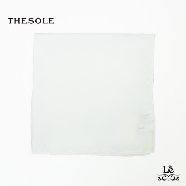 着物で用いられる羽二重を使って作られた絹のポケットチーフ。ヴィンテージのプリントシルクチーフの質感を再現するために多くの生地をリサーチしてこの生地に辿り着きました。濡れ緯と言われる緯糸を濡らして織り上げる日本の非常に独自性のある伝統的な織り...