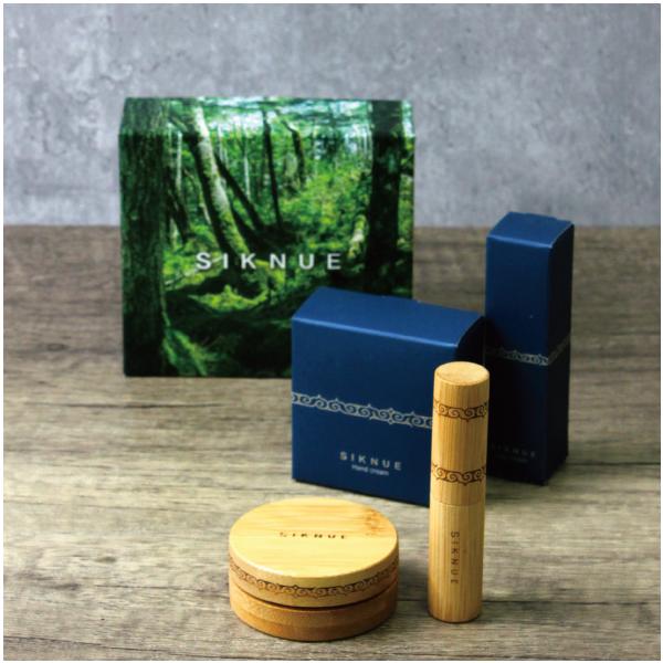 SIKNUE(シクヌ)は北海道の大自然に育まれた天然の素材をシンボル成分としております。北海道の木彫りをイメージした木製ボトルにはアイヌ文様を刻印しております。リップクリームとハンドクリームの2点セットです。リップクリームはナノ化された北海...