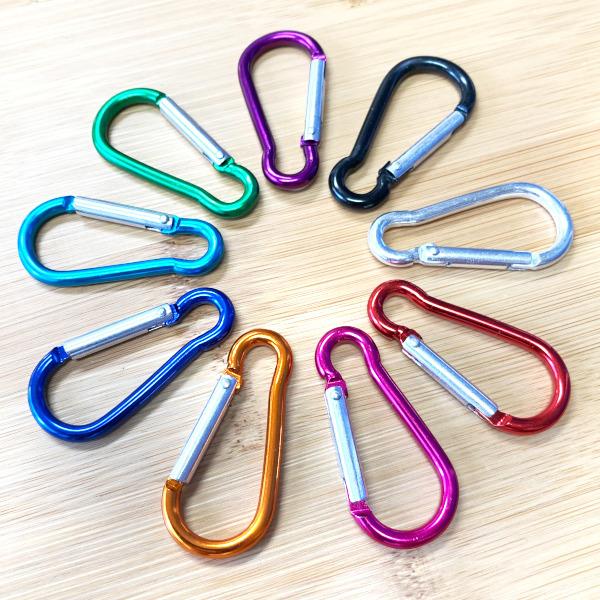 ▽サイズ：　長さ：約46mm 太さ：約3.5mm 開口幅：約9mm　重さ：約4g▽素材：　アルミ合金▽カラー：　ブルー　ライトブルー　グリーン　ブラック　シルバー　レッド　ピンク　オレンジ　パープル▽宅配方法：　メール便配送　※宅配便の場合...