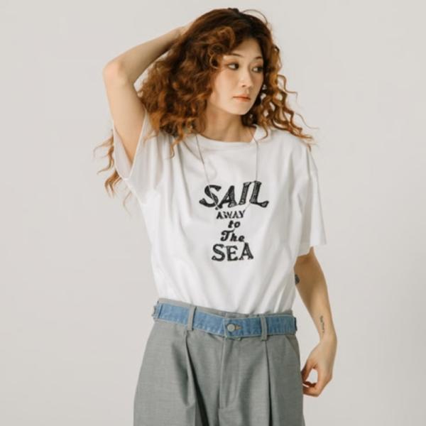 ２色使いの刺繍ロゴが目を惹くTシャツ。一枚で着ても羽織から見えてもポイントになるロゴは、コード刺繍で仕上げ立体感とプリントにはないあたたかさがあるデザイン。程よいゆとりがあるものの大きすぎないサイズ感です。◆ロゴの意味＝出航、いざ海へ。◆画...