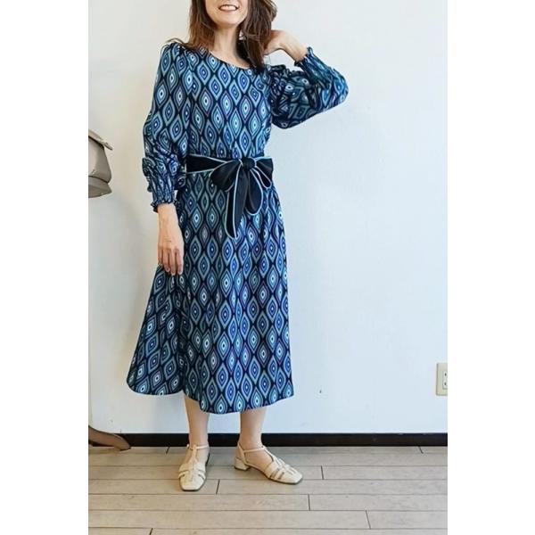 フェミニンな魅力のあるワンピース!TVドラマ「10回切って切れない気はない」で仁村紗和さんが客用しました！サテン素材に孔雀の羽根をモチーフにしたプリントを施したゴージャスな仕上がりです。ウエストのサテンの無地のリボンベルトが上品な印象です。...