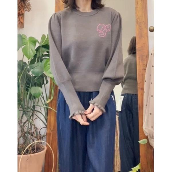 胸元にさりげなく入ったロゴ刺繍がポイントのニットトップス！ さりげないブランドアピールで大人の余裕あるお洒落に◎しっとりやわらかなニット素材で肌ざわりも抜群♪デイリーにもぴったりです！パフスリーブに袖のフリルデザインが女性らしい♪●素材レー...