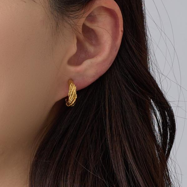 ■slanting lineフープイヤリング■クリップ式イヤリング１ペア（両耳用２ケ）■サイズ：直径1.6ｃｍ　幅0.5ｃｍ■素材：合金製■カラー：ゴールドカラー（k18gp）/シルバーカラー■日本製■樹脂カバー付き■簡易便発送でのお届けで...