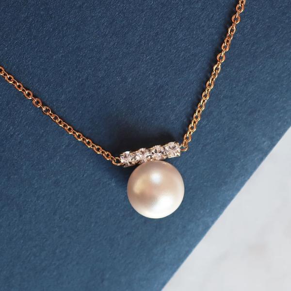艶やかなパールと、煌めくラインストーンビジューのデザイン華奢ネックレス。シンプルでありながらも、女性らしく程よい存在感。品のある大人の抜け感を演出してくれます。お揃いの「ピアス」とのセット着用もおすすめ。また、ギフトにもぴったりです。■商品...