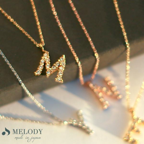 シンプルなローマ字モチーフにストーンを敷き詰めた、イニシャルネックレスです。パヴェデザインは、暗いトーンになりがちな季節でも、印象を明るく華やかにしてくれてます。また大切なイニシャルは身に着けるだけで、印象だけでなく気分も上げてくれます。【...