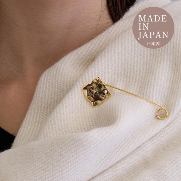 ?上品なゴールドカラーのスクエアモチーフシンプルで大人の装いに合わせやすく、秋冬コーデのアクセントに。? ニット・ストール・マフラーに使える万能デザイン厚手ニットにも薄手ストールにも合わせやすい実用的なサイズ感。?日本製の安心品質? プレゼ...