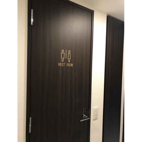 こちらの商品は、お洒落なレストルームを演出するためにデザインされた防水ステッカーシールです。シンプルで高級感のあるデザインは視認性も高く、訪れる方々が一目で場所を認識できるよう工夫されています。また、誰でも簡単に貼り付けることができるため設...