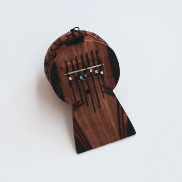 キブユ　ひょうたんカリンバひょうたんが共鳴体になっていて、コロンとしたフォルムが手になじみやすく軽いので演奏もしやすいカリンバですサイズ： 約　H18xW10xD8(cm)素材： ひょうたん 鉄 アルミ 木仕入国： タンザニア