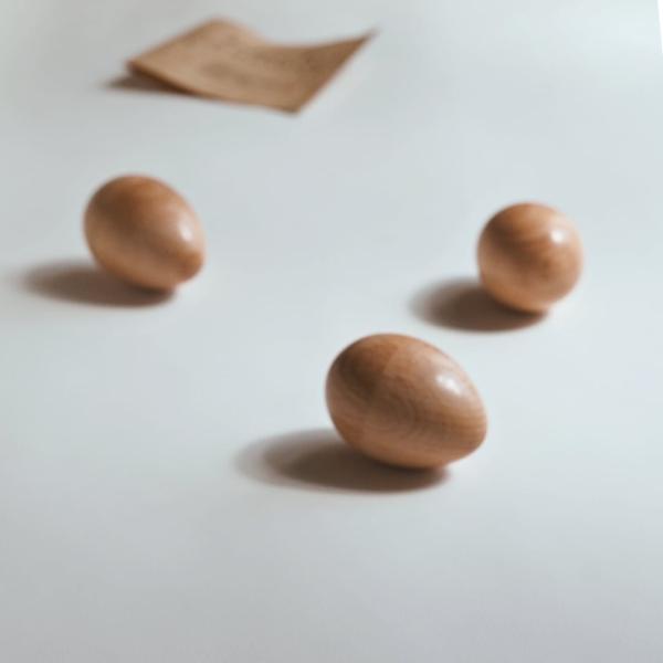 エッグシェーカーお子様の手のひらに握りやすい、やさしい音のたまご型シ ェーカーですビーチウッド素材で木の温もりが感じられます商品仕様サイズ:55×40×40mm素材:ビーチウッドMADE IN INDIA