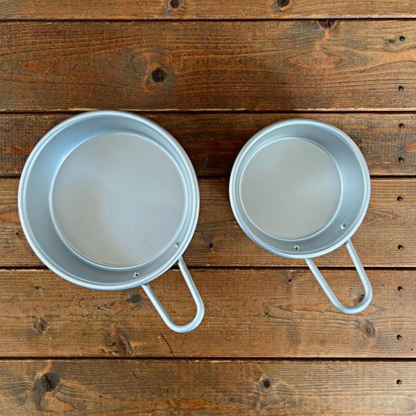 アルミ弁当箱を作り続けてきた、大ーアルミニウム製作所が手掛けた品質抜群の逸品です。軽くて丈夫、扱いやすい設計のハンドル、アウトドアやご家庭のキッチンでも使いやすいアルミカップです。使うほどに味が出るアルミ製品を育てる楽しみを！サイズ：約Φ1...