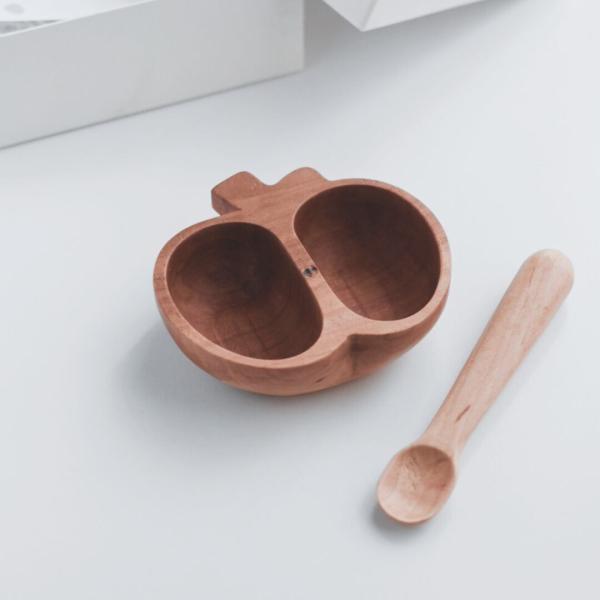 離乳食用の食器「りんごっこディッシュ」と離乳食用スプーンの「マッシュしゃじ」のセットですお子さまが使うことを考えて、職人が一つ一つ手触りを確かめながら丁寧に製作されています。  天然素材で作られており個体差がございますので、世界に一つだけの...