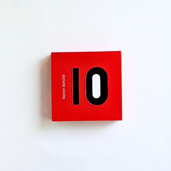 まえから見るか、うしろからめくるか1から10までの数字が魔法のように変化する、数のポップアップデザインブックです。ページを繰るごとに数の迷路に迷い込みます小さな手のひらサイズで、お子さまも簡単にめくりやすいしかけ絵本ですサイズ150×150...